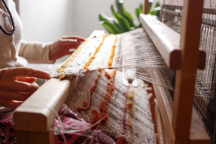 Mengenal Kain Endek Khas Bali, Kain Tenun yang Punya Beragam Motif ...