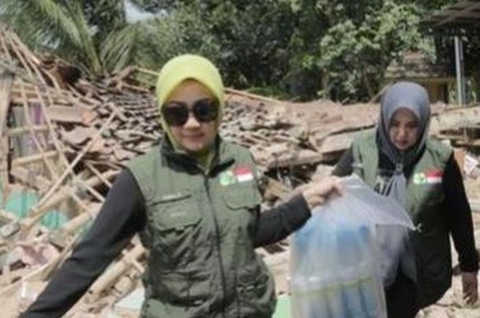 Gaya Nyentrik Atalia Praratya Bantu Korban Gempa Cianjur, Istri Ridwan ...