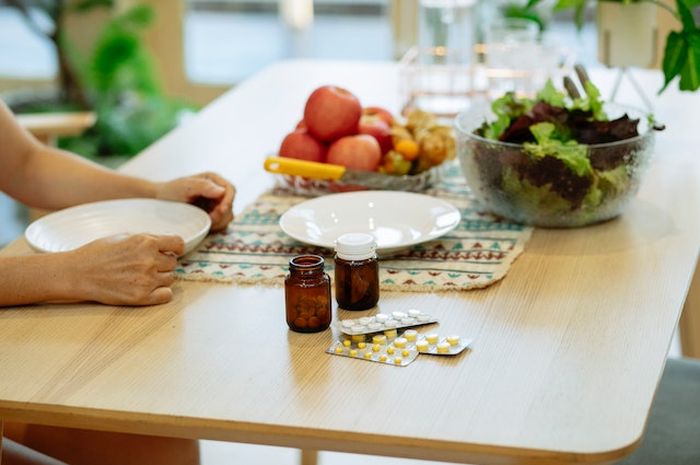 Mengapa Dianjurkan Minum Obat Setelah Makan? #AkuBacaAkuTahu - Kids