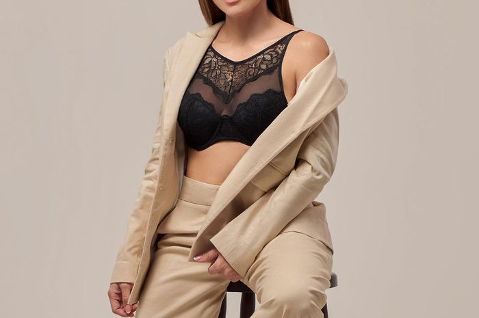 Janda Seger, Wulan Guritno Tampil Seksi Aduhai Pakai Lingerie Hitam - Halaman 2 - Stylo