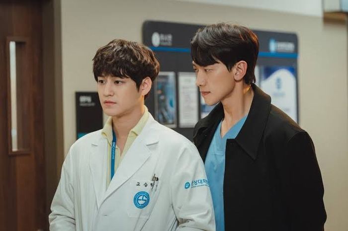 Sinopsis Drakor The Ghost Doctor, Kim Bum Ketempelan Roh Rain si Dokter ...