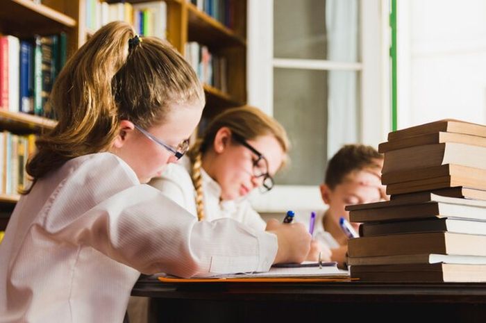 Majas Sindiran: Pengertian dan 15 Contoh Kalimat dengan Majas Satire - Kids