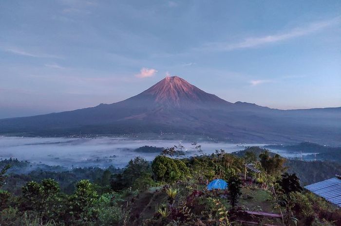 Kini Statusnya Jadi Awas, Begini Sejarah Pendakian Pertama Gunung ...