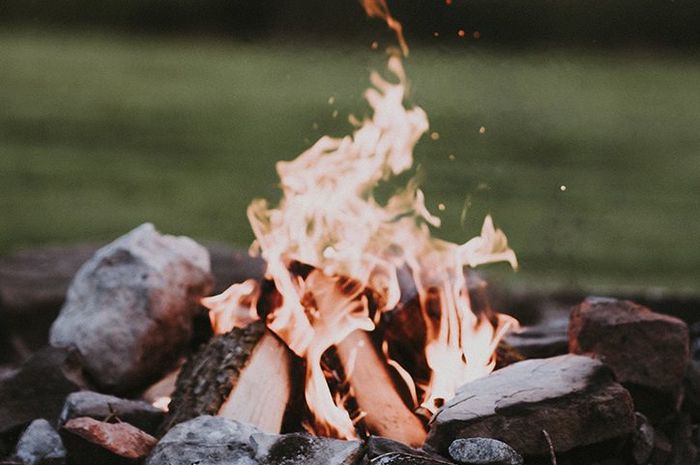 Ritual ‘Api Unggun’ untuk Kenang Almarhum, Inilah Tradisi Pemakaman ...