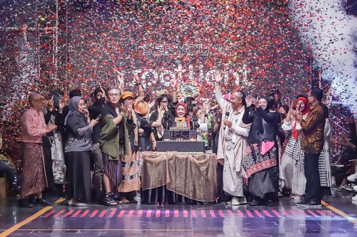 Fashion Show Spotlight Indonesia 2022 Pos Bloc, Indonesian Fashion ...