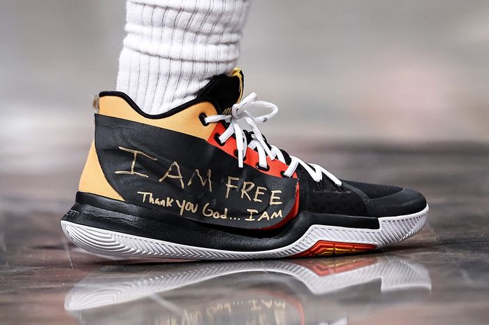 Kontraknya Diputus, Kyrie Irving Tutup Logo Nike di Signature Shoe-nya ...
