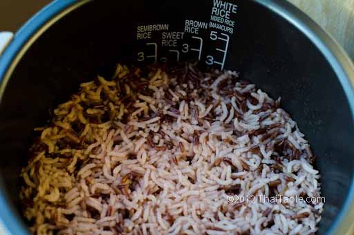 Baru Pertama Kali Masak Nasi Merah Pakai Rice Cooker? Perhatikan ...