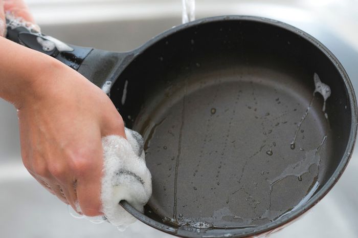 Cara Membersihkan Teflon Agar Tak Tergores, Pakai Trik Mudah Ini Bakal ...