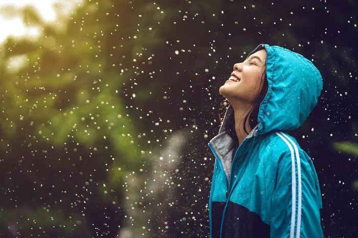 Disebut Orang Tua Sumber Penyakit, Mandi Hujan Ternyata Bisa Bawa ...