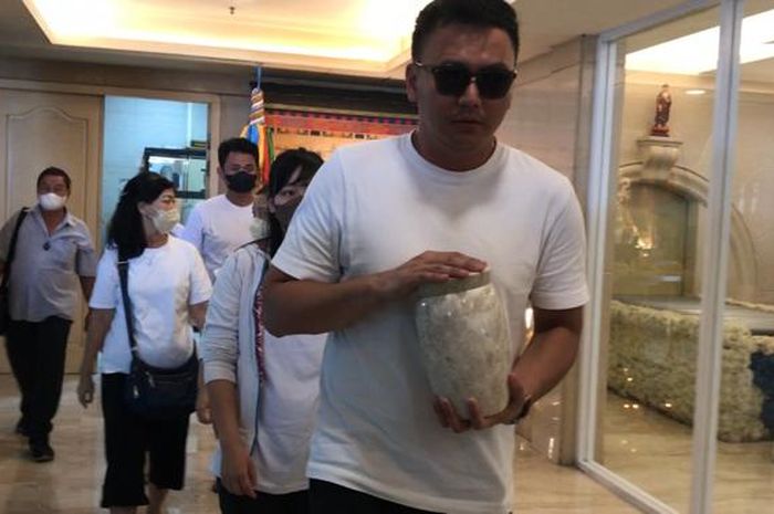 Usai Proses Kremasi, Wijin Melarung Abu Jenazah sang Ayah ke Laut Ini