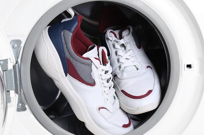 Gak Perlu Laundry! Mending Cuci Sepatu Putih Pakai Mesin Cuci di Rumah ...