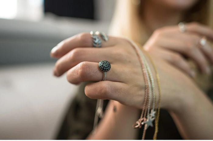 Cara Mudah Membersihkan Emas yang Menghitam Menggunakan Sabun Cuci ...