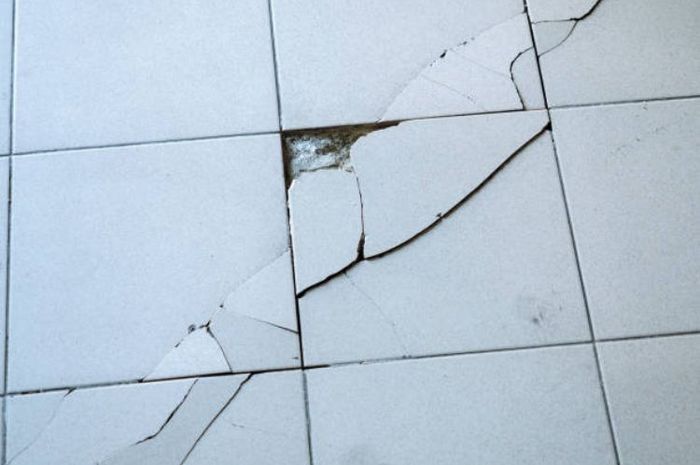 Kenapa Keramik Lantai Bisa Pecah Sendiri? Ini Penyebab dan Cara ...
