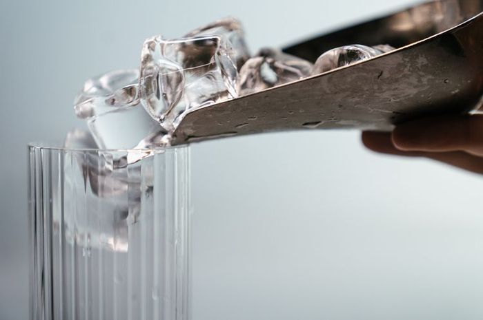 Tips Membuat Es Batu Cepat Beku dan Tidak Gampang Cair, Lakukan 2 Langkah Mudah Ini - Sajian Sedap