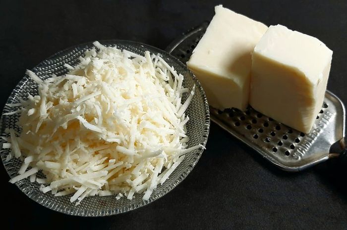 Trik Memarut Keju TANPA Parutan, Bisa Pakai 1 Alat yang Selalu Ada di ...