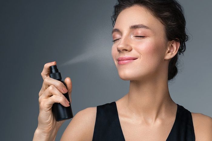 Cara Pakai Sunscreen Spray yang Efektif, Awas Wajah Tak Terlindungi ...