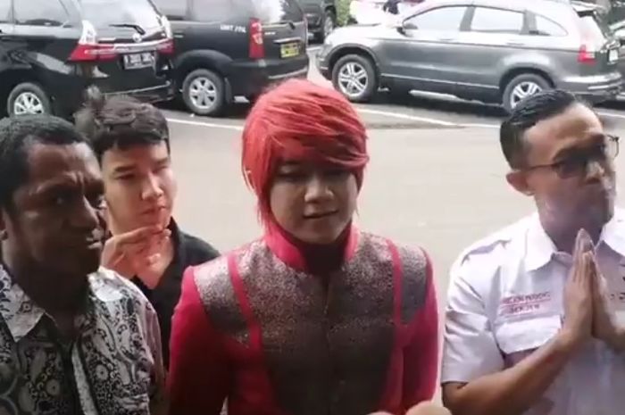 Pesulap Merah Mendadak Sambangi Polres Jakarta Selatan, Ada Apa? Pesulap Merah Mendadak Sambangi Polres Jakarta Selatan, Ada Apa?