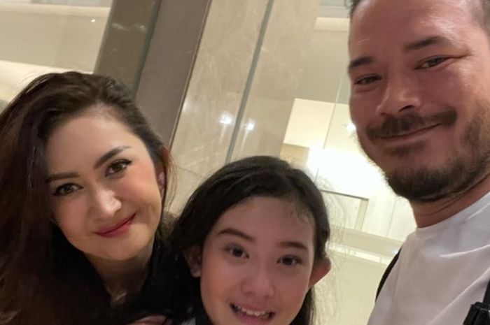 Nafa Urbach Meriahkan Natal 2022 Bareng Mantan Suami, Pose Manisnya Bersama Zack Lee Bikin Baper ...