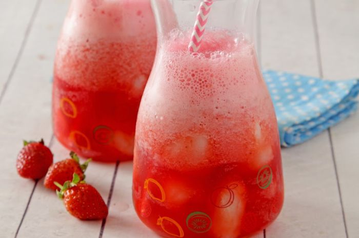 Resep Es Stroberi Leci, Minuman Dingin Sederhan Dengan Taburan Buah ...
