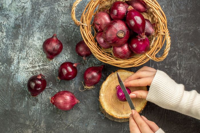Trik Mudah Mengiris Bawang Merah Supaya Tidak Bikin Perih di Mata ...
