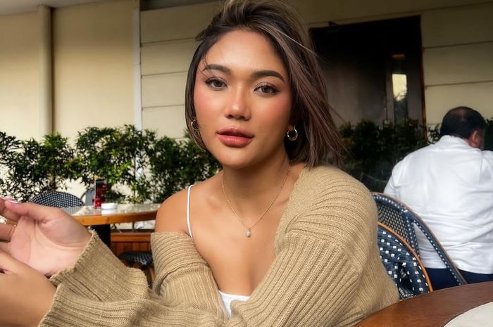 Mulus Banget Kayak Perosotan TK! Pamer Ketiak Mulus Sambil Tiup Terompet, Marion Jola Sukses ...