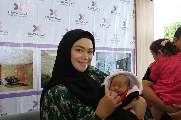 Sheza Idris Ungkap Perjuangan Melahirkan Anak Laki-laki