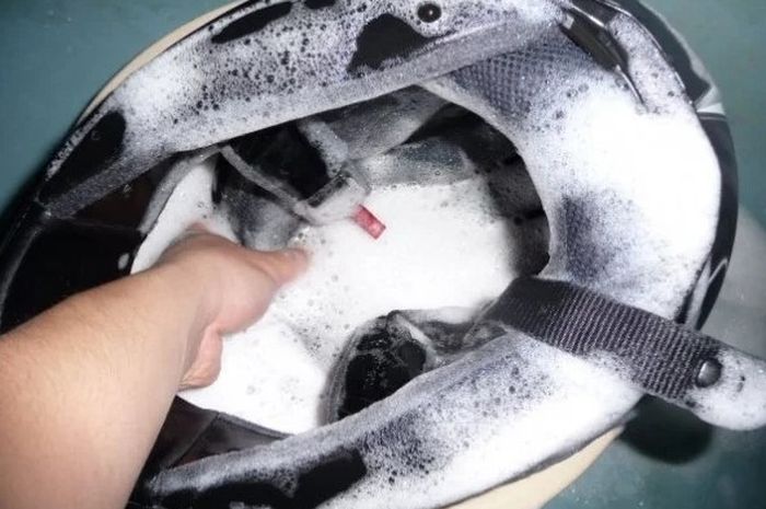 5 Cara Mencuci Helm Motor agar Bebas dari Bau Apek, Tak Sampai Setengah ...