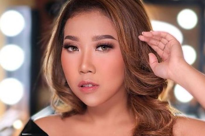 Potret Kiky Saputri dalam Balutan Kebaya Dress Biru Saat Pengajian ...