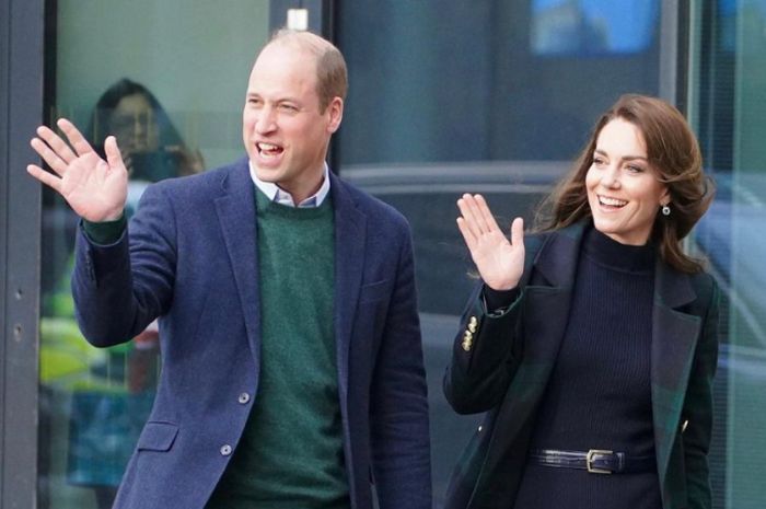 Pakai Coat Tartan, Penampilan Kate Middleton Kembali Curi Perhatian! - CewekBanget