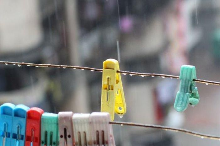 3 Trik Menjemur Pakaian Walau di Luar Rumah Hujan Deras, Pasti Kering ...