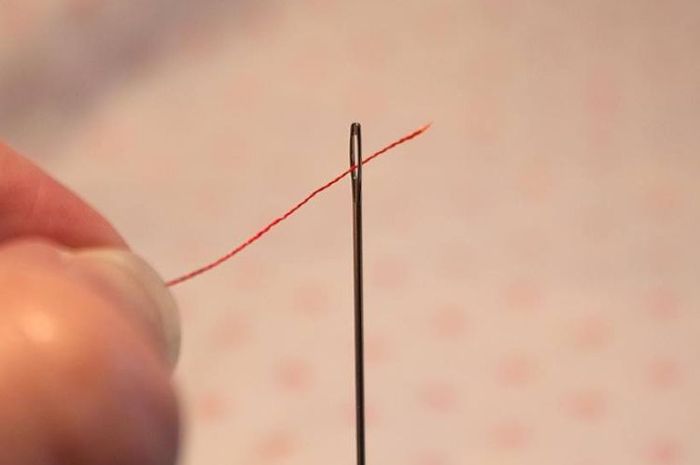 Trik Memasukkan Benang ke Jarum dengan Cepat, Ibu-ibu Gak Perlu Pakai ...