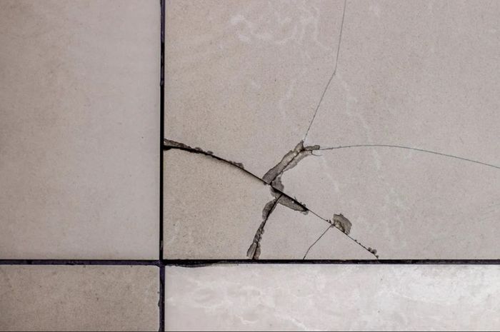 4 Tips Murah Meriah Atasi Keramik yang Retak di Rumah, Gak Bakal Malu ...