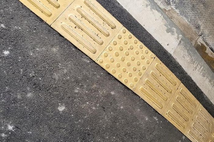 Apa Fungsi Garis Kuning di Trotoar Jalan? - Adjar