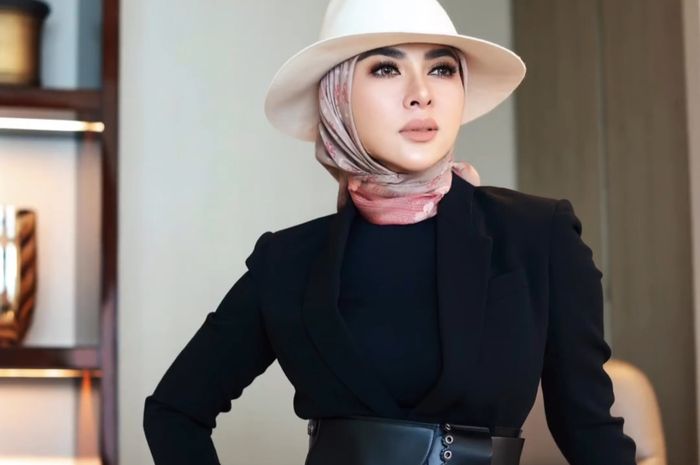 Intip Fashion Hijab Syahrini Padukan Busana Croppty Bak Anak Muda