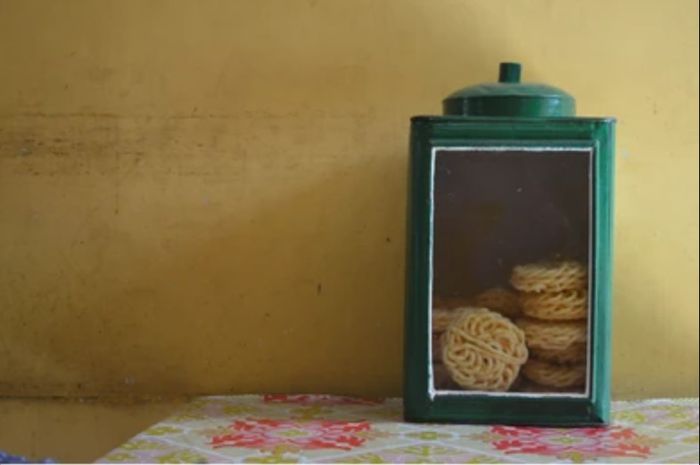 Cara Menghilangkan Bau Tengik di Toples Kaleng, Salah Satunya Pakai ...