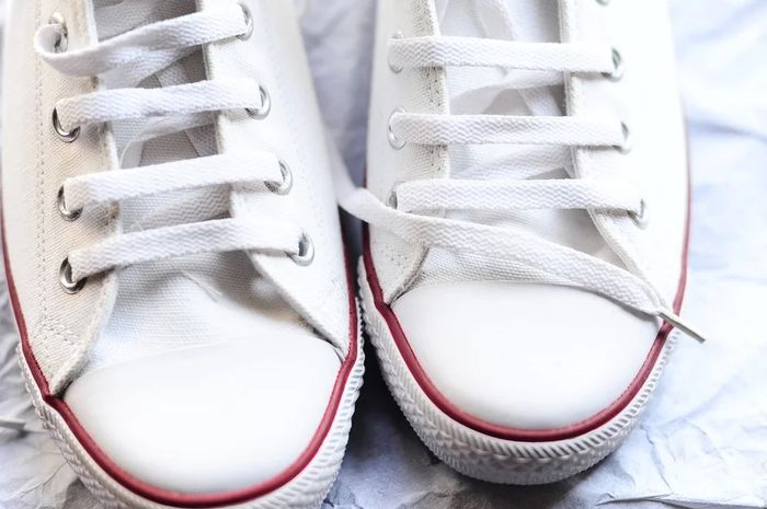 Bukan Detergen, Cara Merawat Sepatu Putih Agar Tak Menguning Harus ...