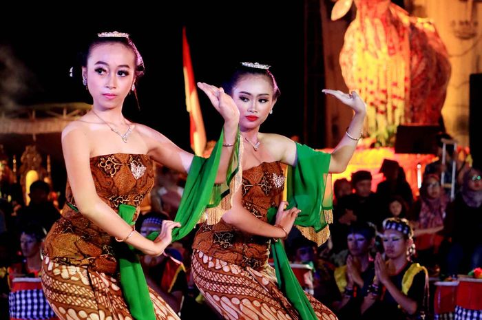 Pengertian dan Ciri-Ciri Teater Tradisional Istana - Adjar
