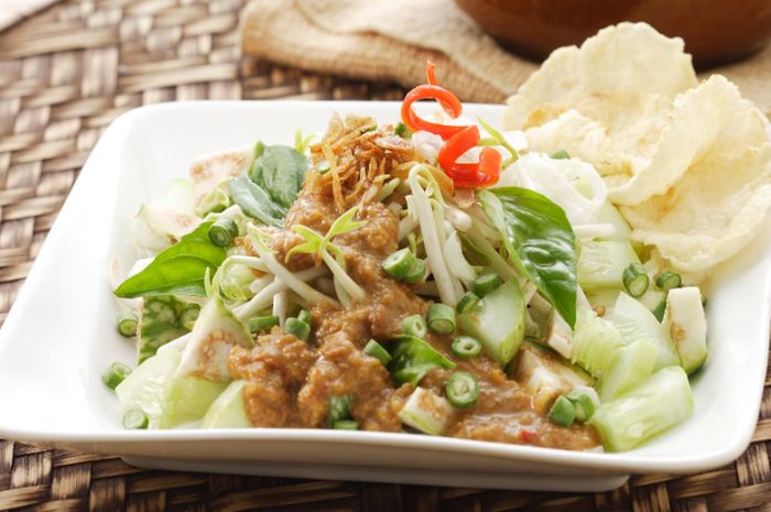 Resep Karedok, Menu Sehat Khas Sunda Dengan Siraman Kuah Kacang yang ...