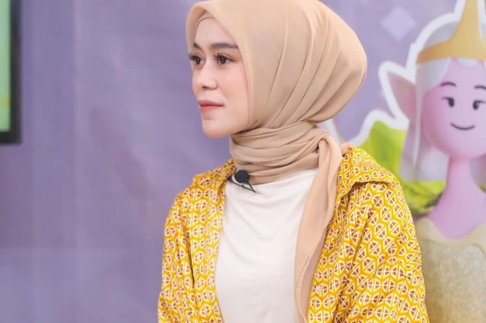 Pamer Mobil Mewah Pakai Turban Leher Terlihat, Lesty Kejora Diceramahi - Stylo