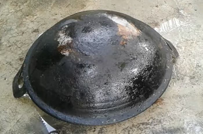 Cara Meluruhkan Kerak Gosong Di Pantat Wajan, Cukup Pakai 2 Bahan ini ...
