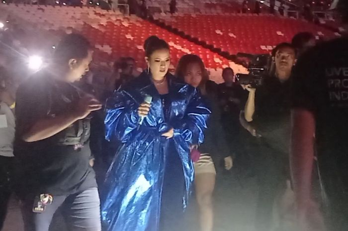 Konser di GBK, Raisa Andriana Muncul Lewat Tengah-tengah Penonton