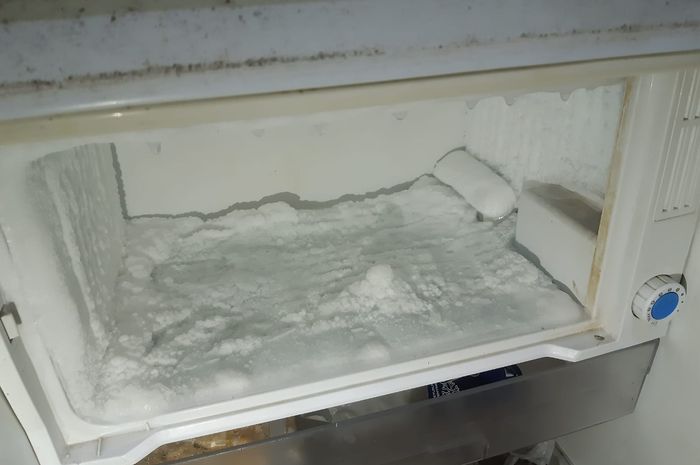 Cara Mudah Menghilangkan Bunga Es di Freezer, Jangan Pakai Alat Tajam ...
