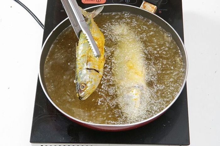 Cara Menggoreng Ikan Agar Crispy Seperti Buatan Restoran, Ikuti Tips ...