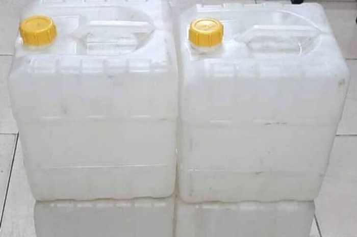 Tak Perlu Sikat, Begini Cara Membersihkan Bagian dalam Jerigen Air yang ...