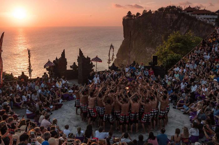 9 Contoh Tari Kelompok yang Ada di Indonesia - Adjar