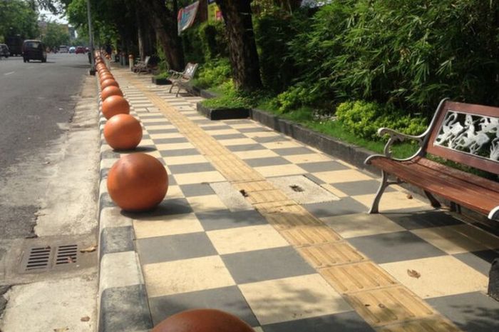 Sering Lihat di Lampu Merah, Bola-bola di Trotoar Ternyata Punya Fungsi ...