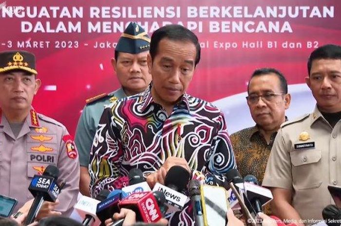 Jokowi Soroti Jalanan Rusak, Gubernur Lampung Auto Beri Tatapan Mata Tajam dan Buang Muka ...