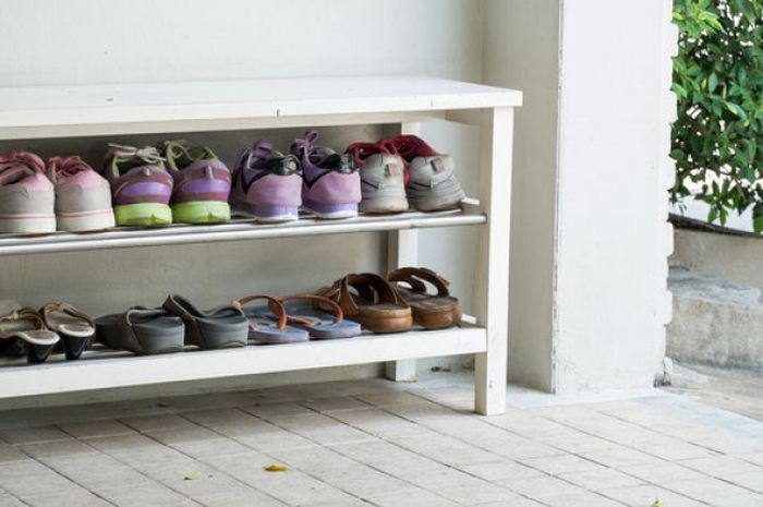 Bukan Pakai Kamper, Menghilangkan Bau Di Rak Sepatu Ternyata Mesti ...