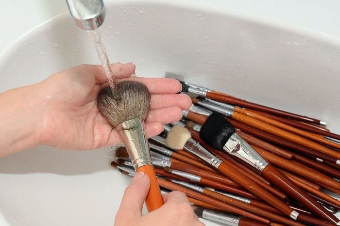 3 Tips Merawat Kuas Make Up Agar Tak Cepat Rontok dan Rusak, Awet ...