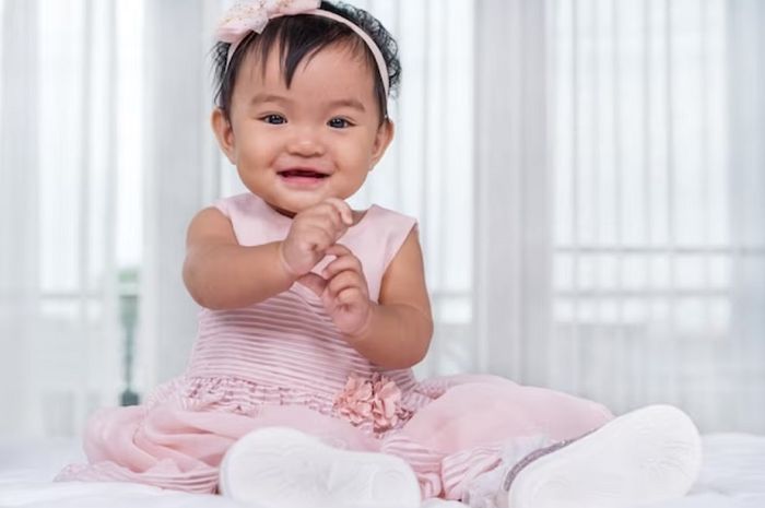 15 Rangkaian Nama Bayi Perempuan Modern Awalan Huruf R dan Artinya - Nakita